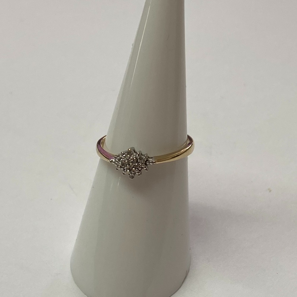 Pre-owned 9ct White Gold Cloudy Diamonds Boat Cluster Ring - Own4Less